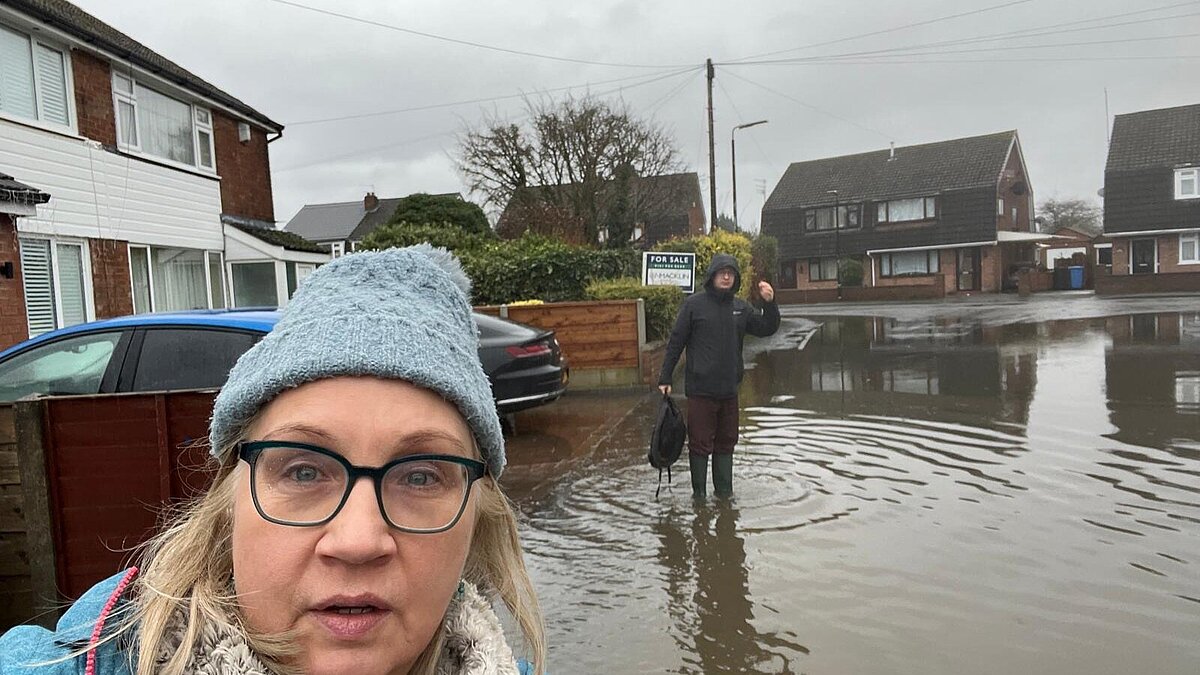 Lib Dem Councillors out tackling Timperley Flooding - Trafford Liberal ...